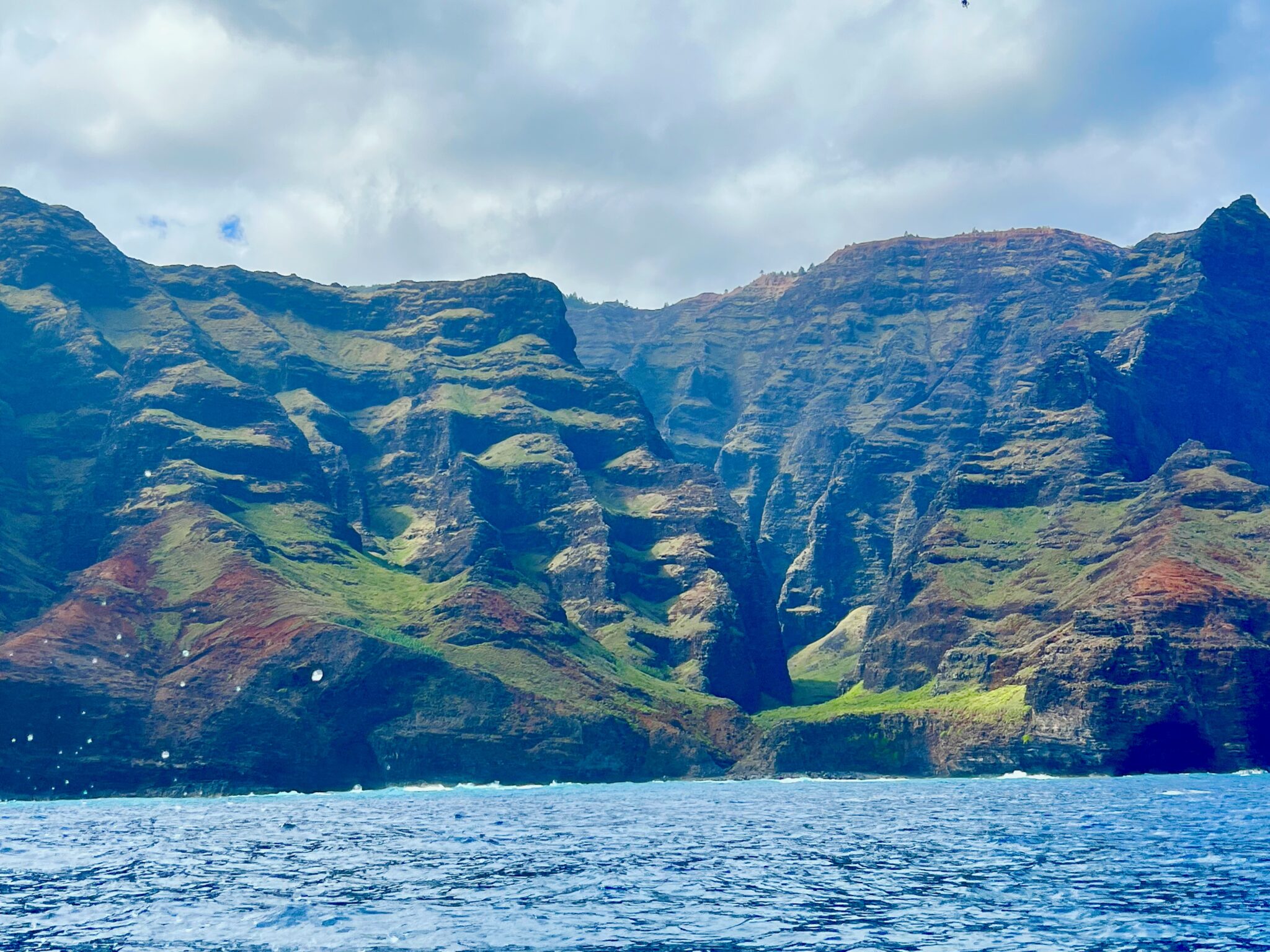 The Most Incredible Na Pali Coast Boat Tour In Kauai - Postcards From ...